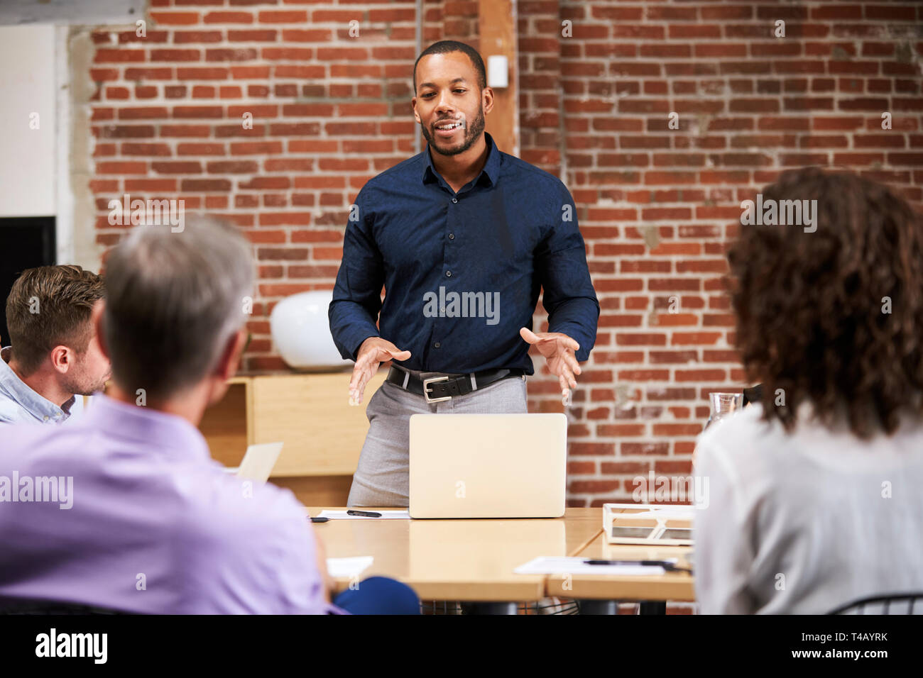 Group businessmen standing around table hi-res stock photography and ...