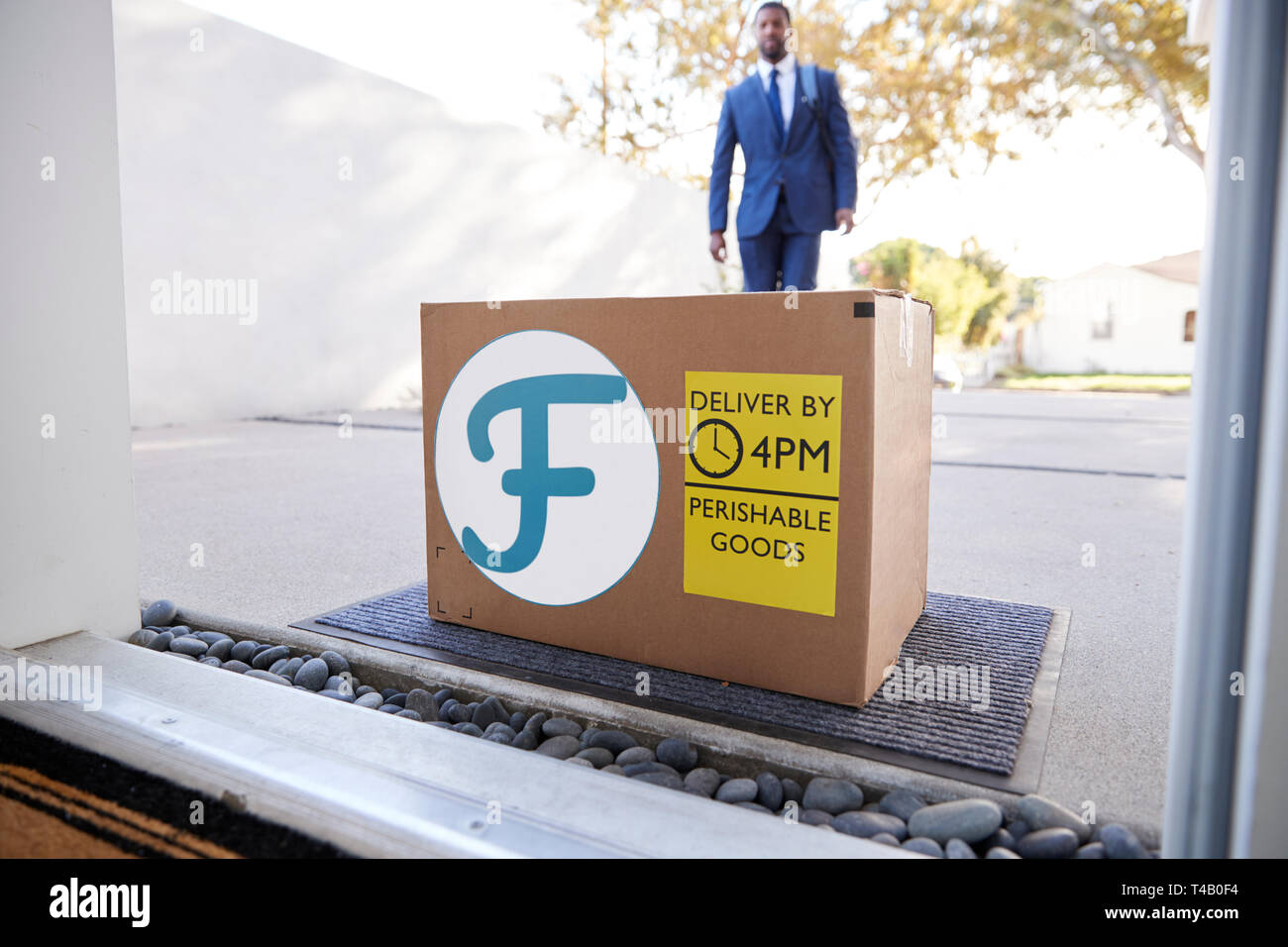 Delivery man front door hi-res stock photography and images - Alamy