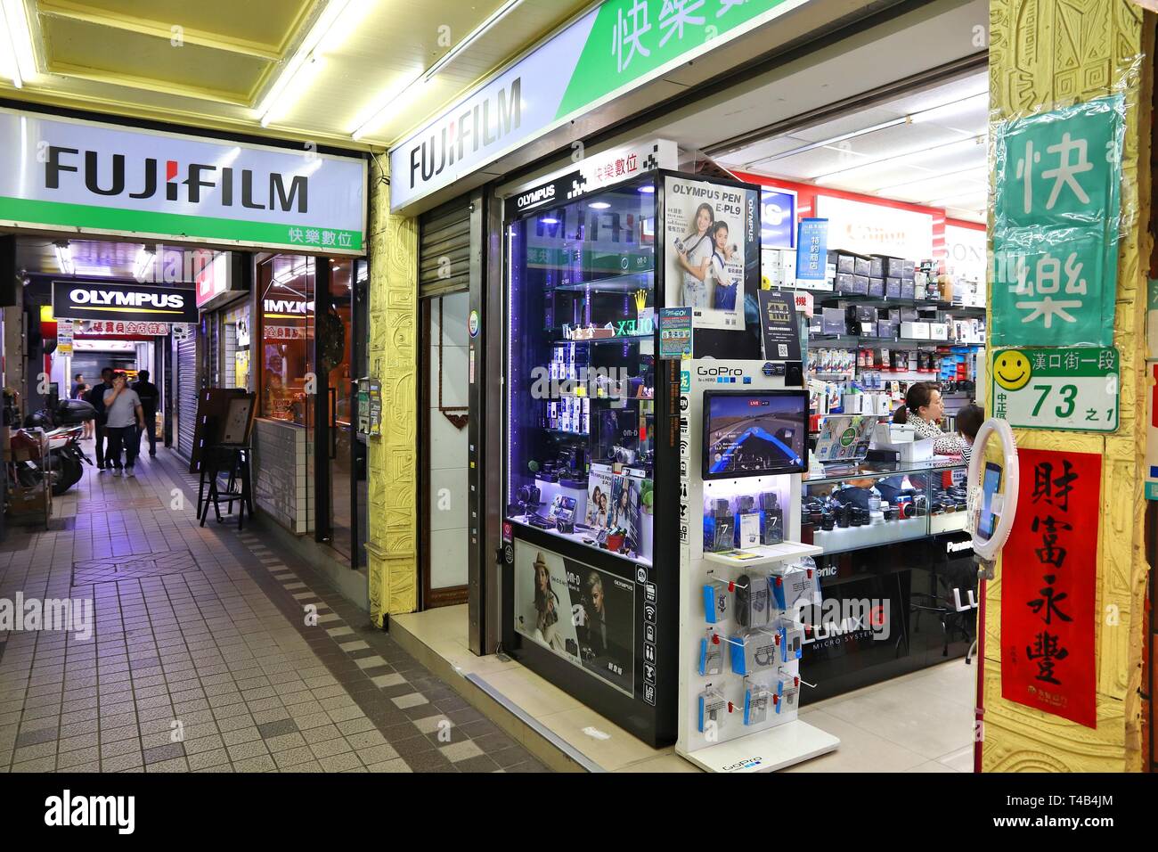TAIPEI, TAIWAN - DECEMBER 3, 2018: Specialty photography shopping ...