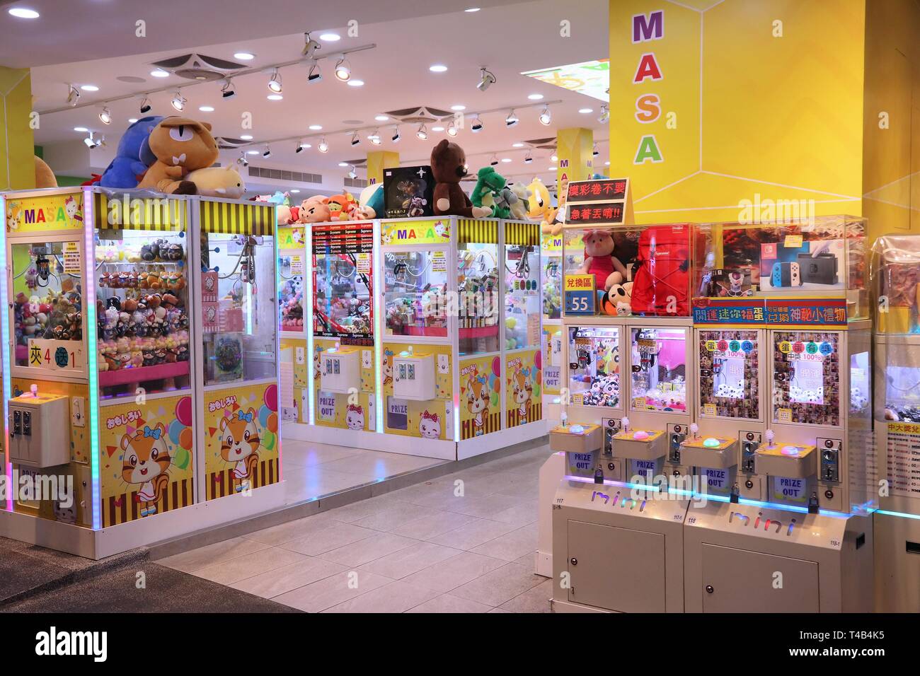 TAIPEI, TAIWAN - DECEMBER 3, 2018: Claw machine gaming parlor in Taipei ...