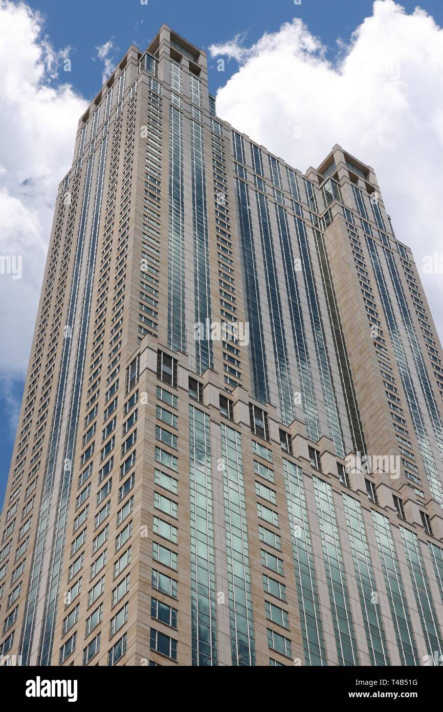 CHICAGO, USA - JUNE 28, 2013: 900 North Michigan skyscraper in Chicago ...