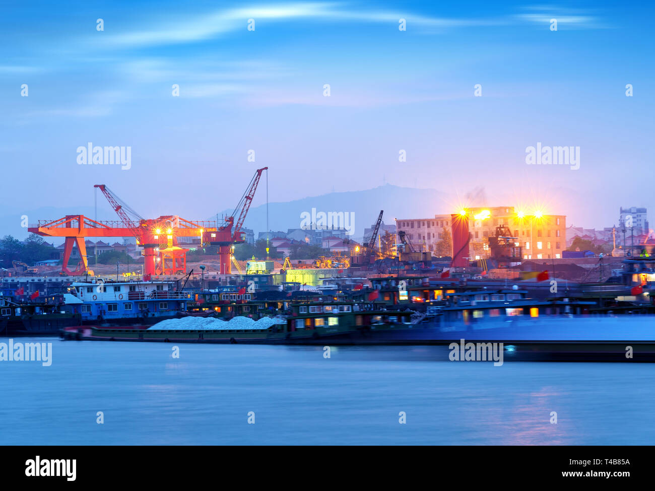 China Yangtze River docks and cranes Stock Photo - Alamy