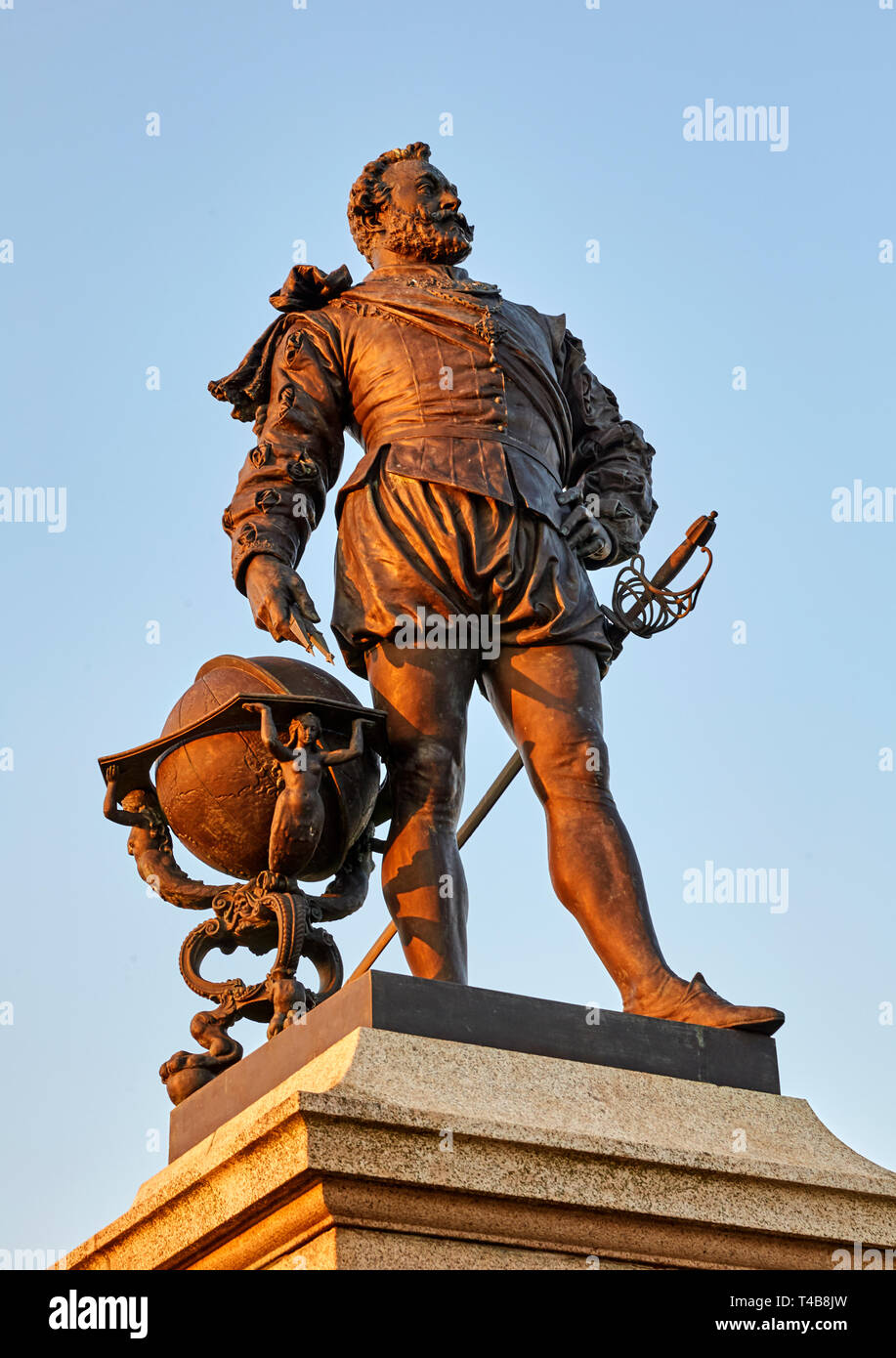 Iconic Statue of Sir Francis Drake on Plymouth Hoe at sunset Stock ...