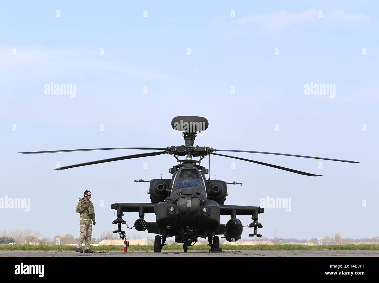 Apache helicopters in flight hi-res stock photography and images - Alamy