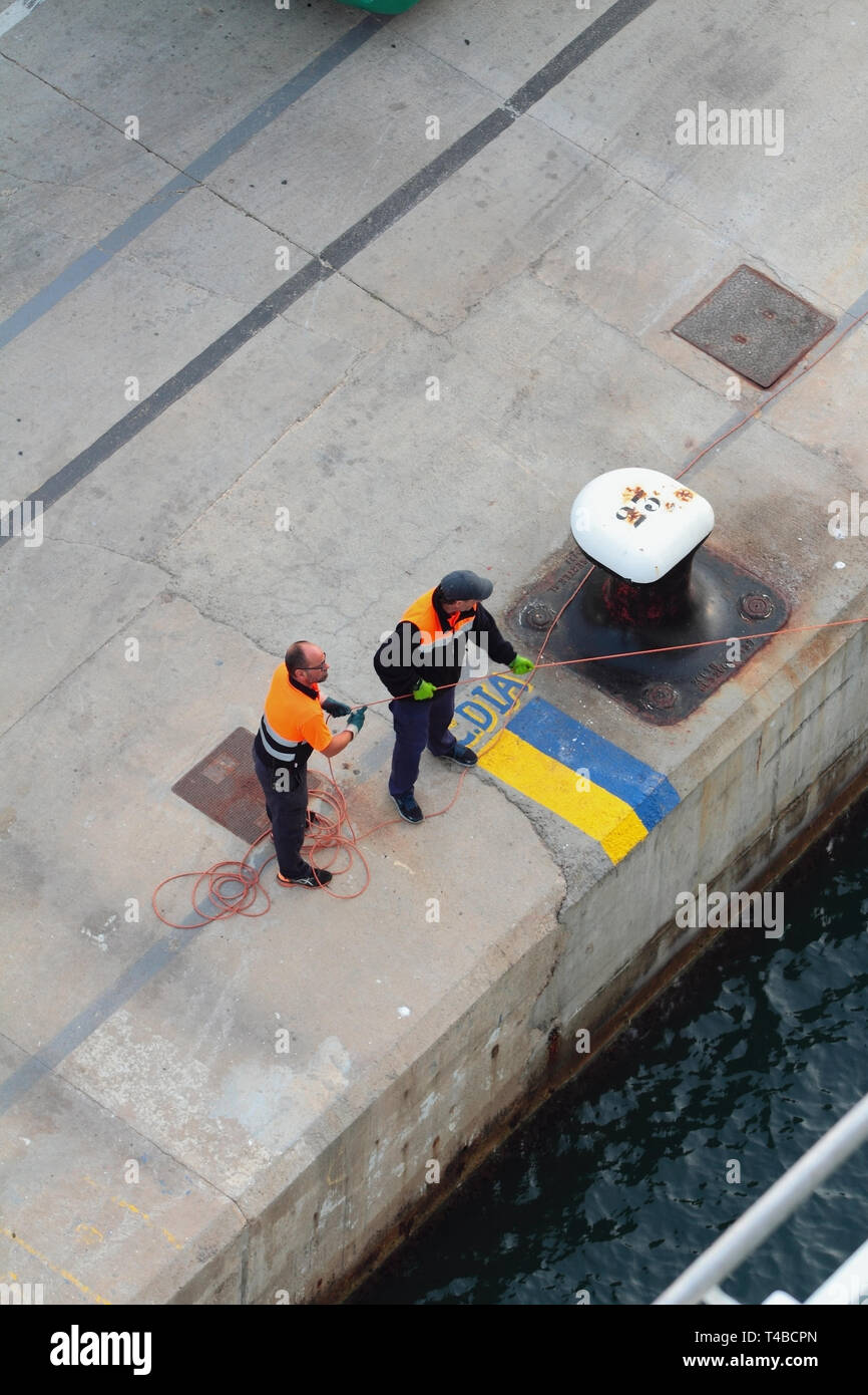Mooring worker hi-res stock photography and images - Alamy