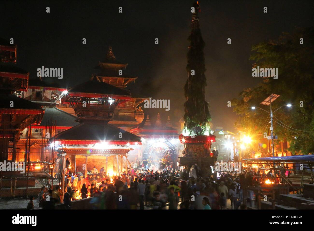 Kathmandu, Nepal. 14th Apr, 2019. Chariot of Seto Machhendranath is ...