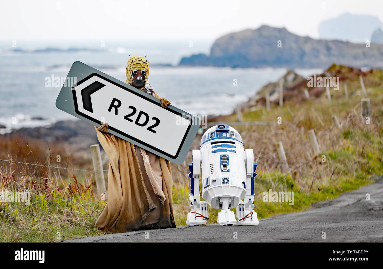 Adrian Hanna dressed as a Tusken Raider poses with an R2D2 replica ...