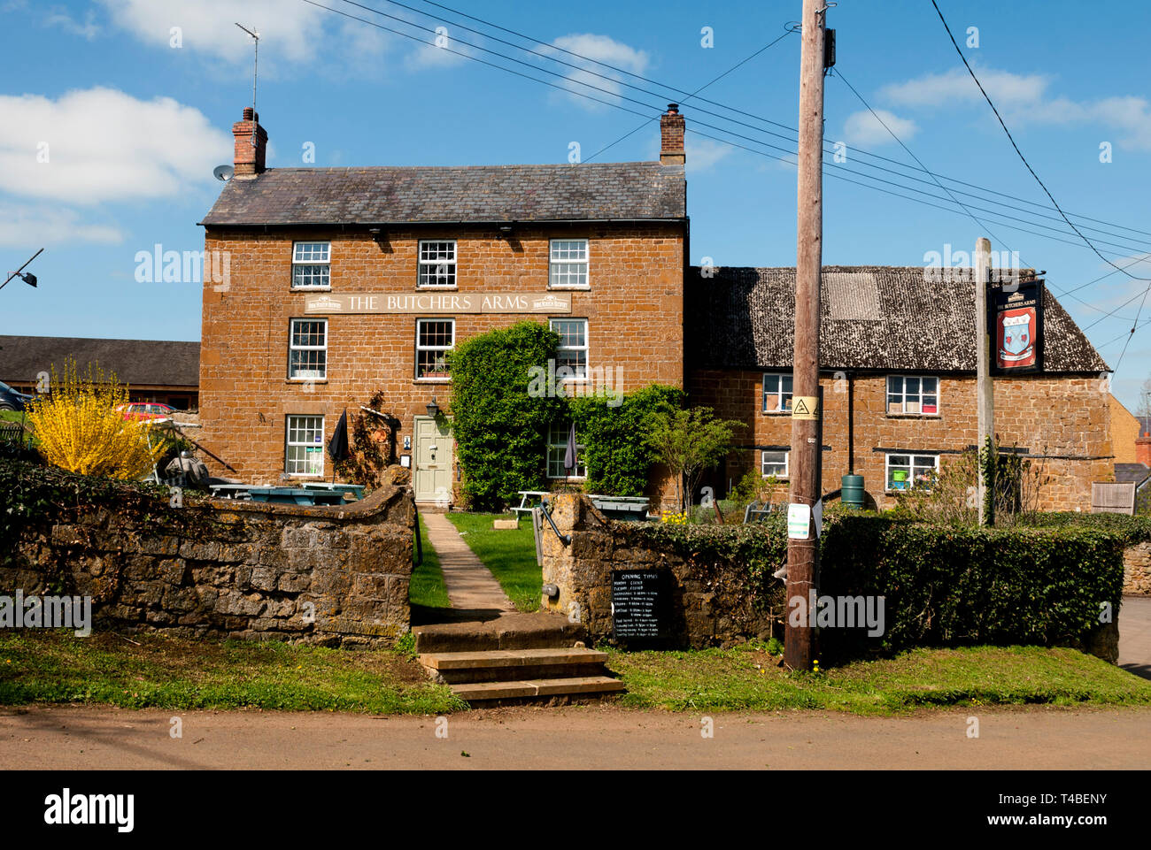 The Butchers Arms pub, Balscote, Oxfordshire, England, UK Stock Photo ...