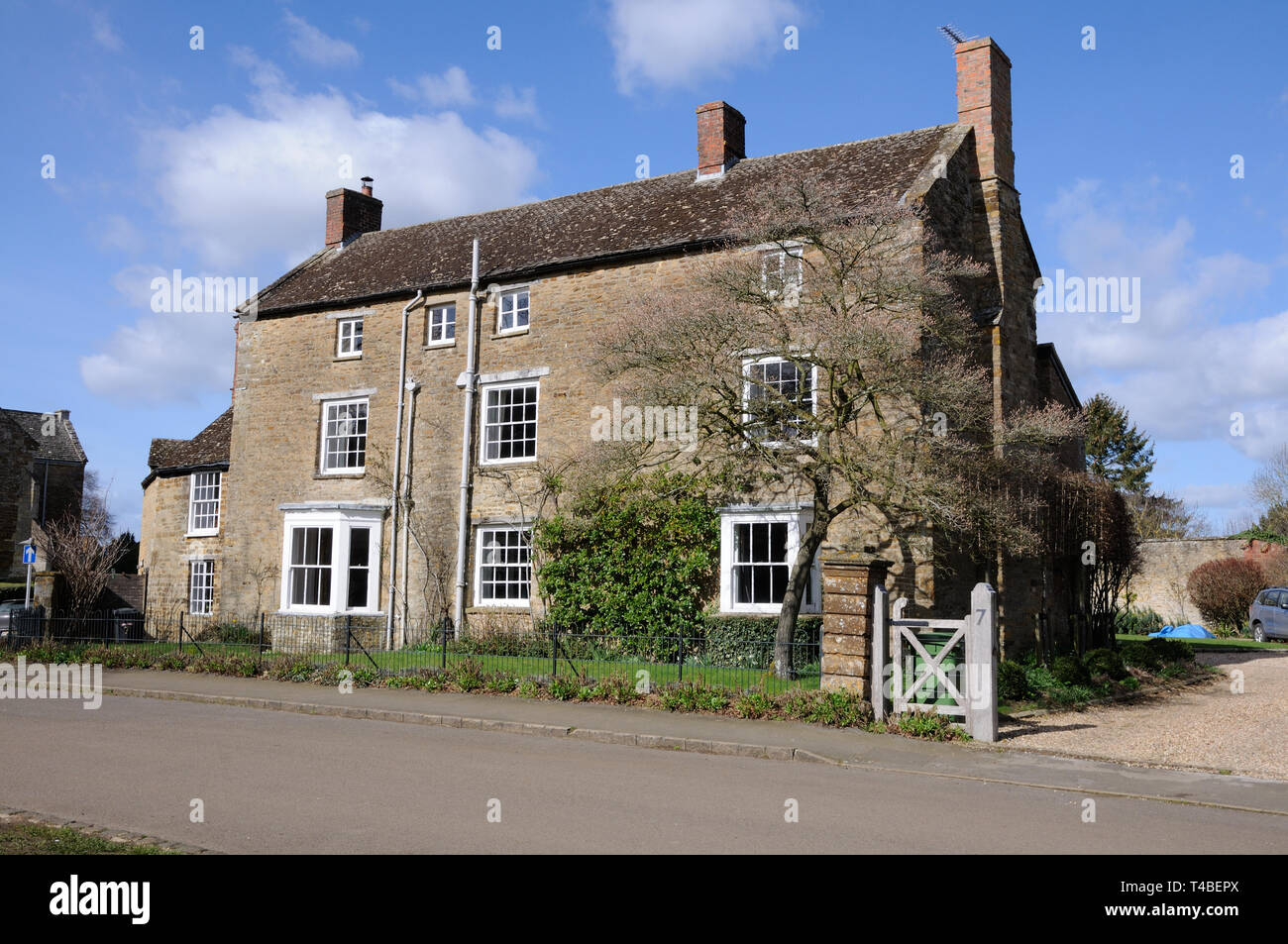 Kings sutton the square hi-res stock photography and images - Alamy