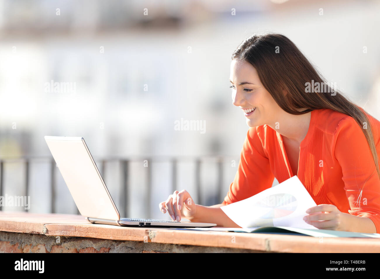 Entrepreneur laptop hi-res stock photography and images - Alamy