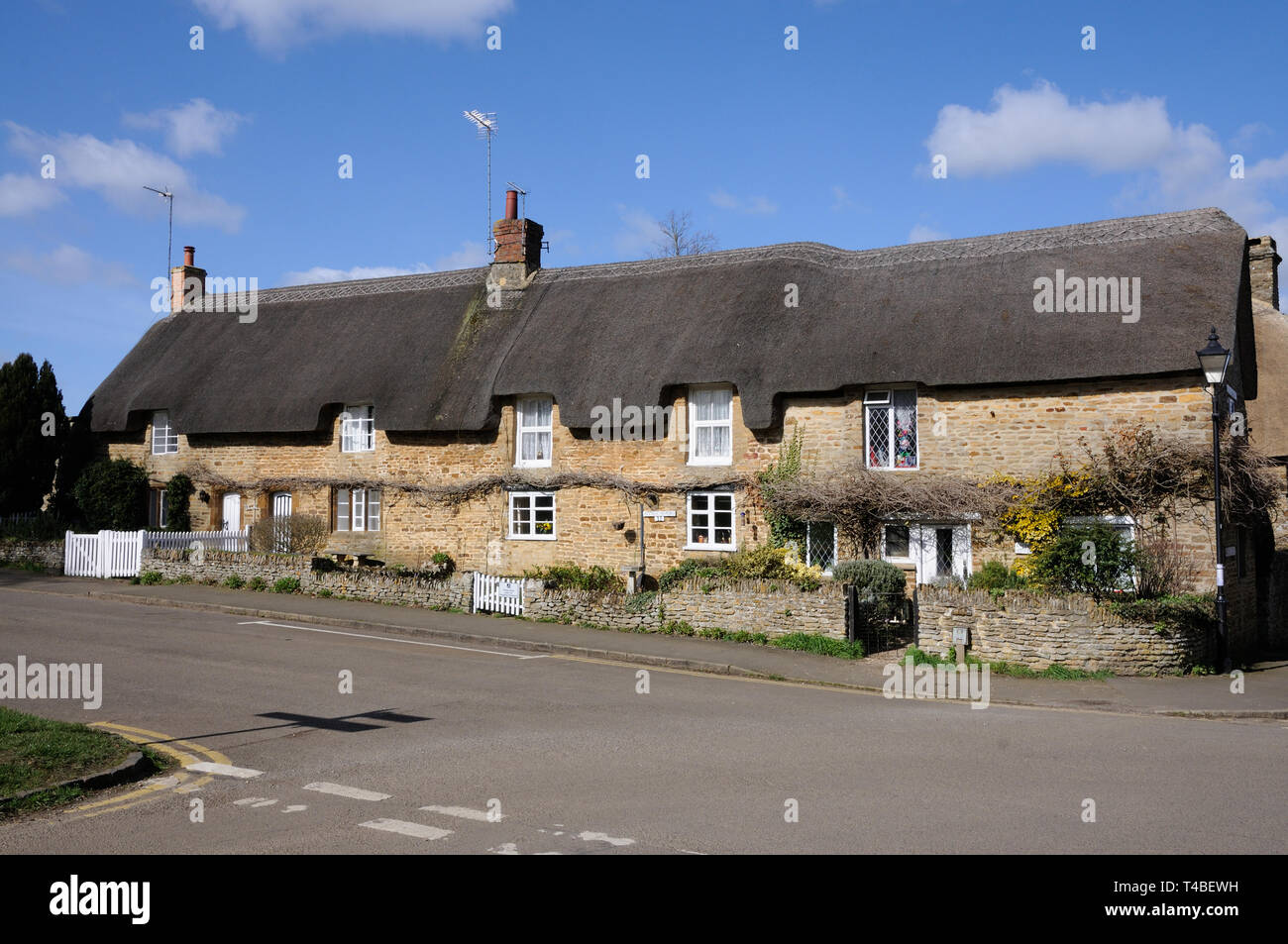 Row of thatched cottages, The Square, King's Sutton. Northamptonshire ...
