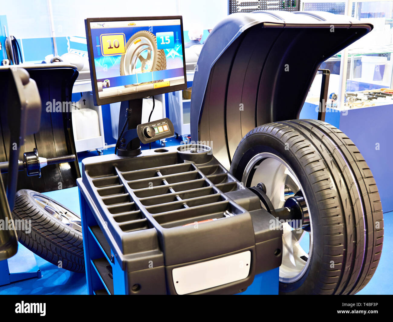 Stand for balancing the wheels of the car Stock Photo - Alamy