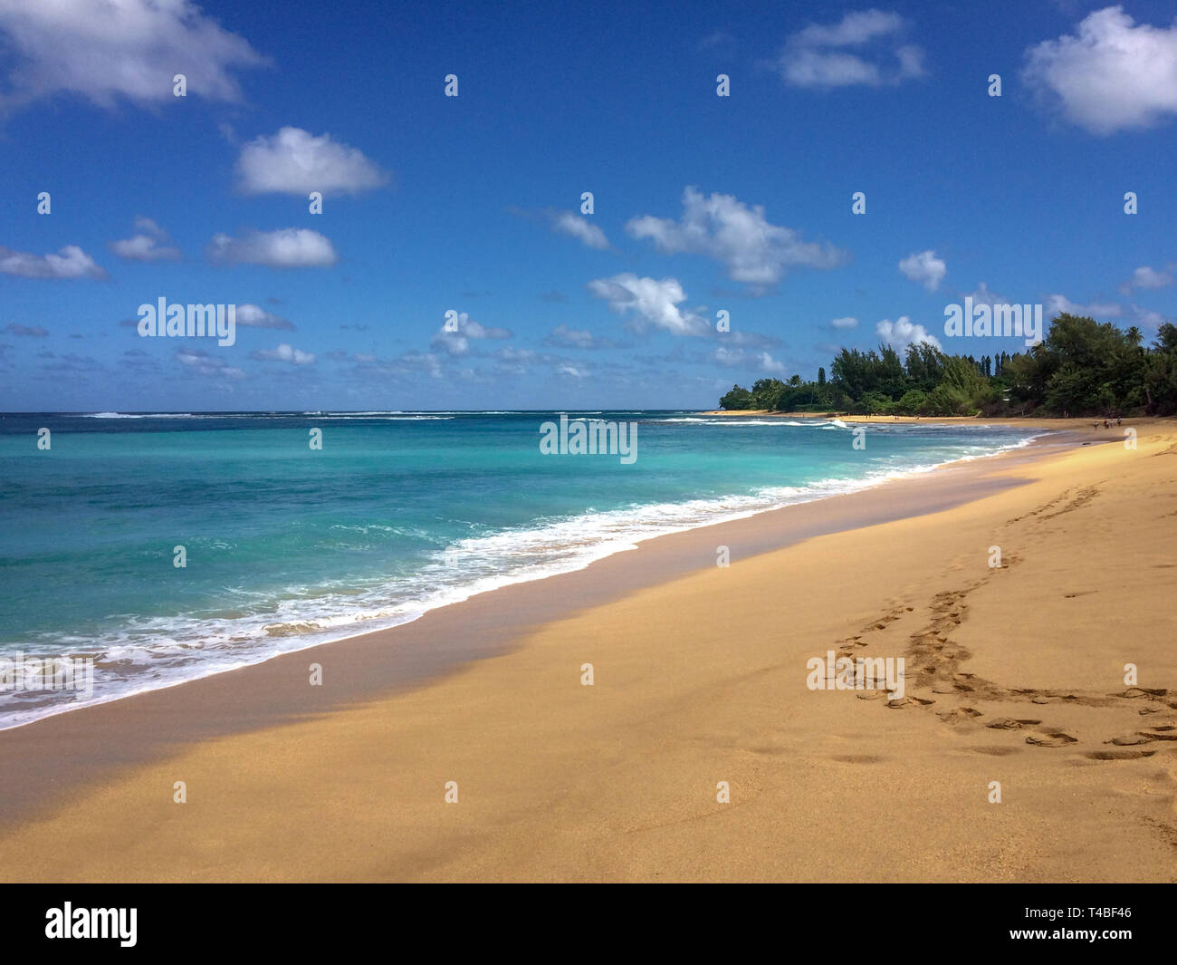 Haena Beach Park with Tunnels Beach (Makua Beach) on the Hawaiian ...