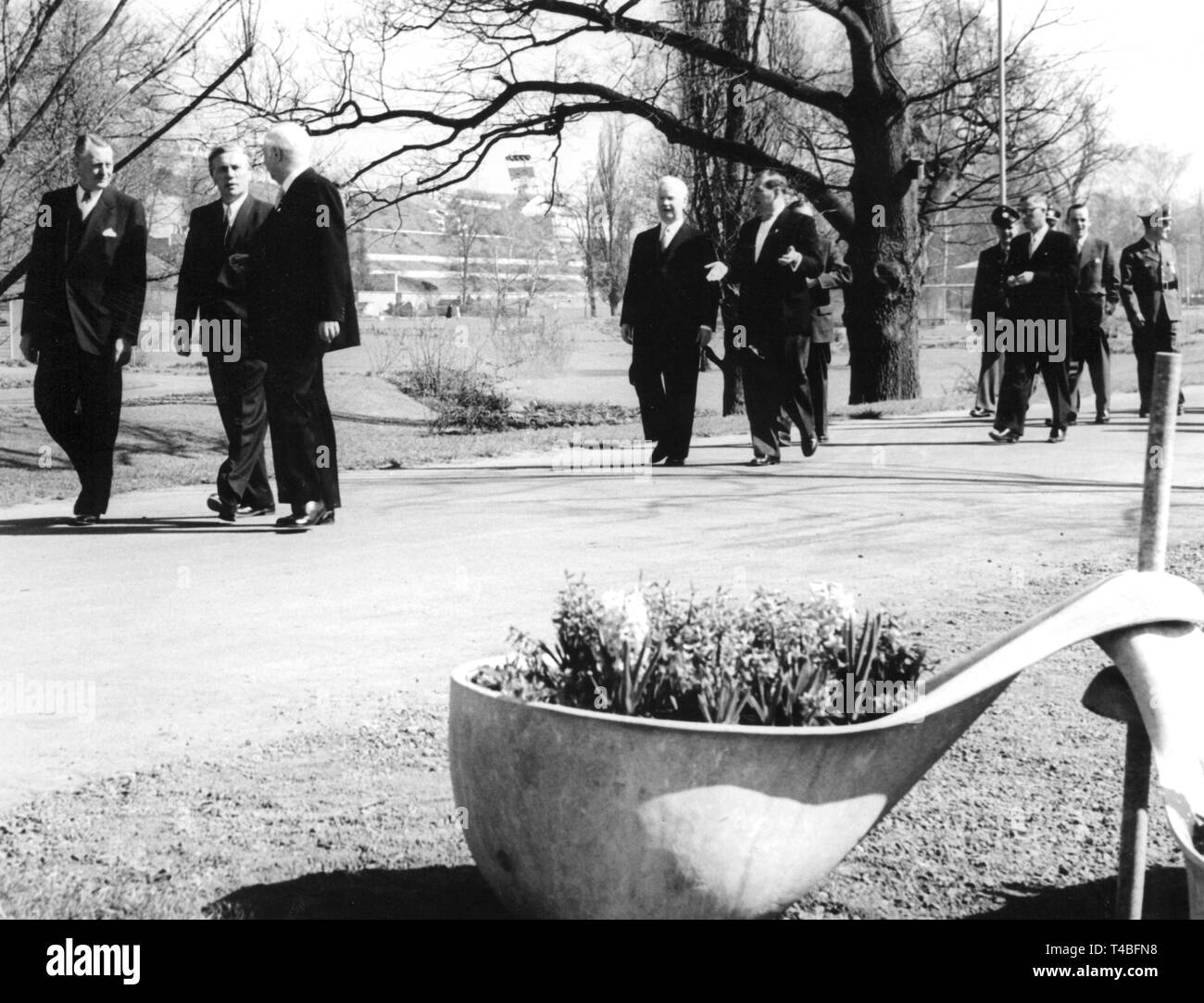 Federal President Theodor Heuss (3rd from left in profile) on 29 April ...