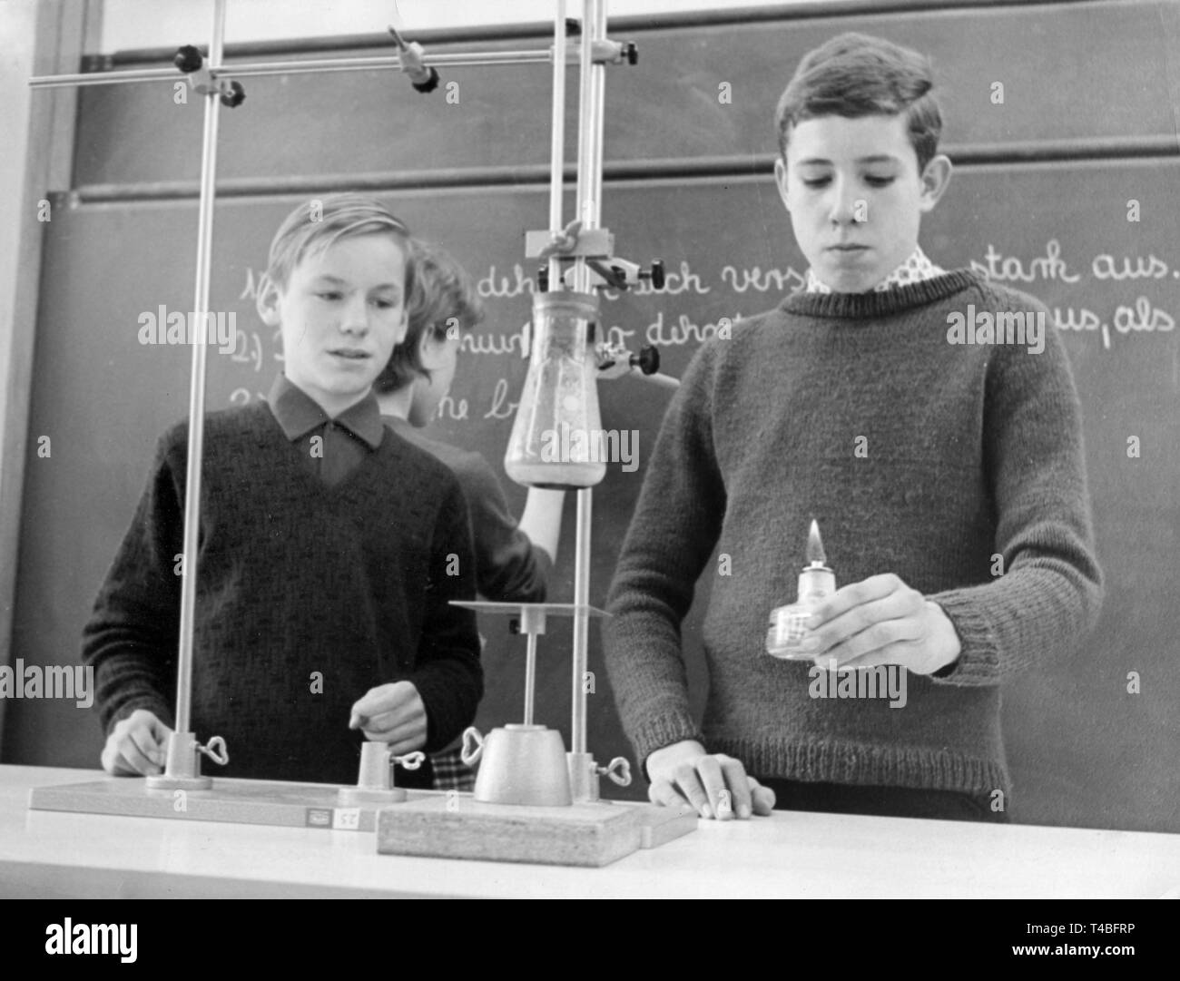 Physics lessons hi-res stock photography and images - Alamy