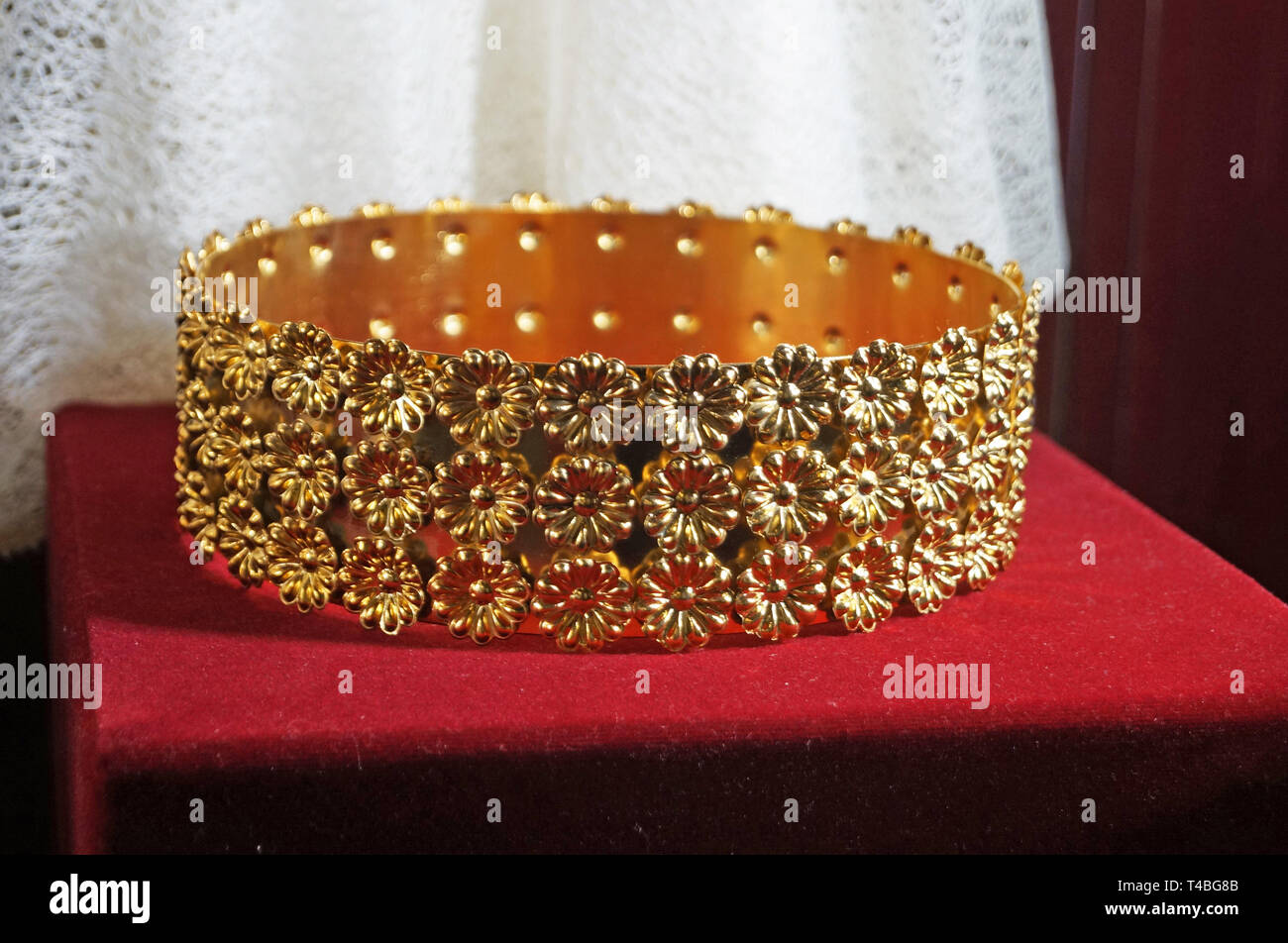 Royalty crown jewels on exhibition hi-res stock photography and images ...