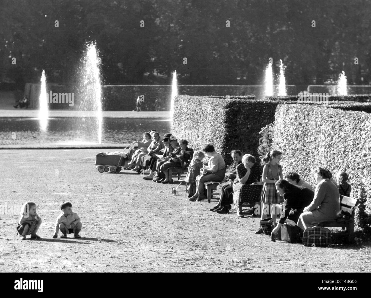 People enjoy the autumn sun on 10 October 1957 in the castle park of ...