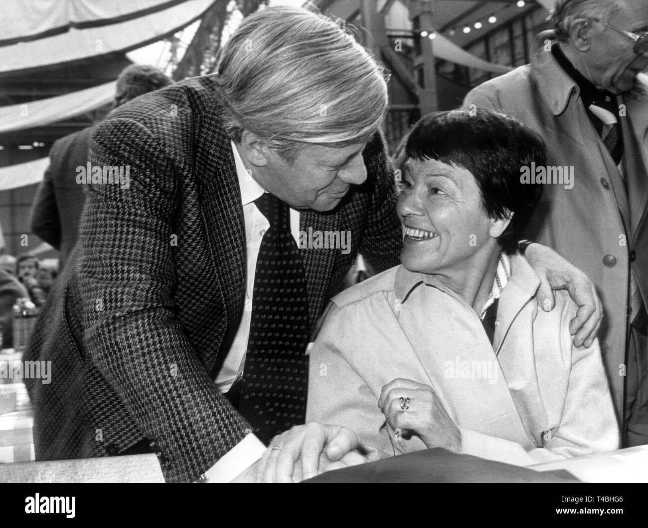 Chancellor Helmut Schmidt and his wife Loki at the extraordinary party ...