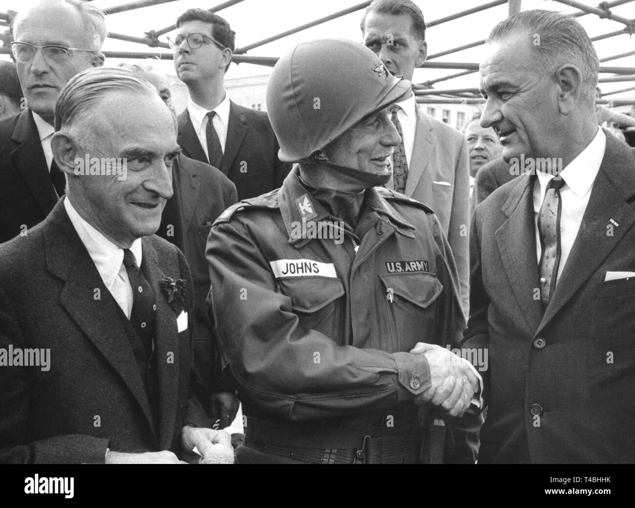 Fall of berlin wall handshake hi-res stock photography and images - Alamy