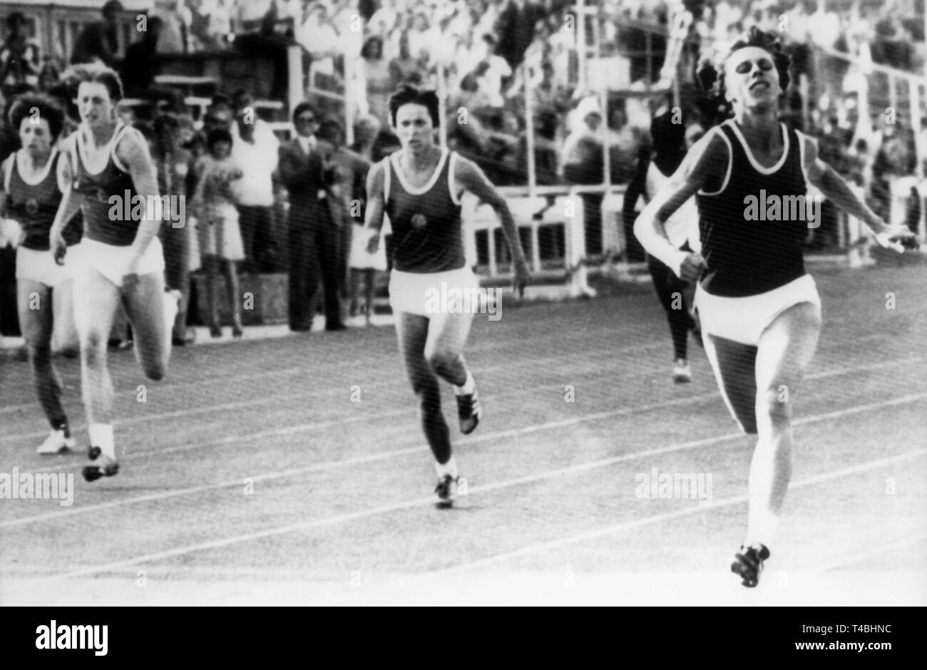 Marita Koch (r) from East-Germany sets a new wordl-record on 10th June ...