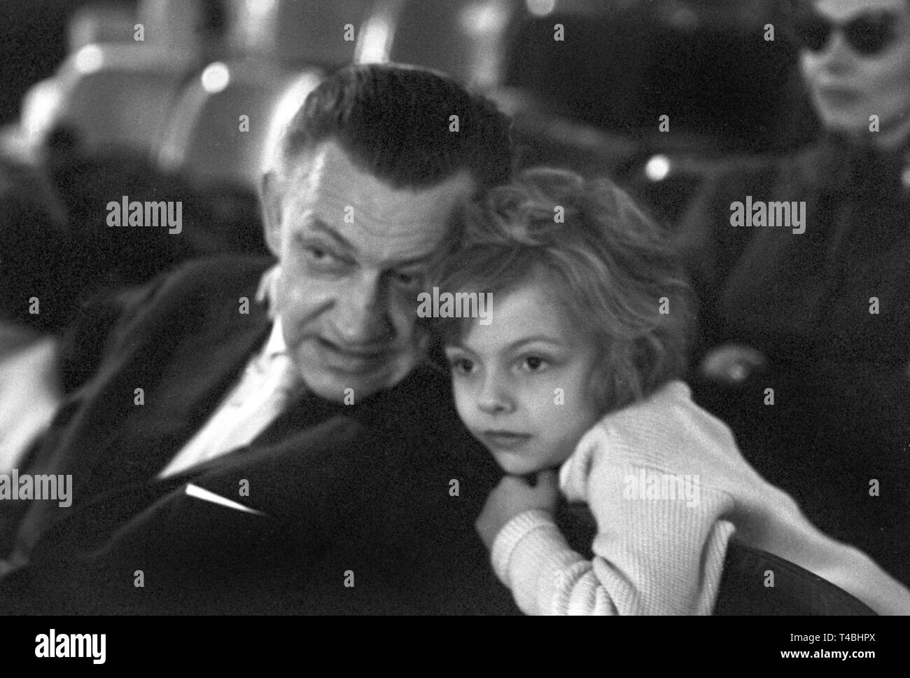 In attendance of the composer Michael Jary (left), the Paris story ...