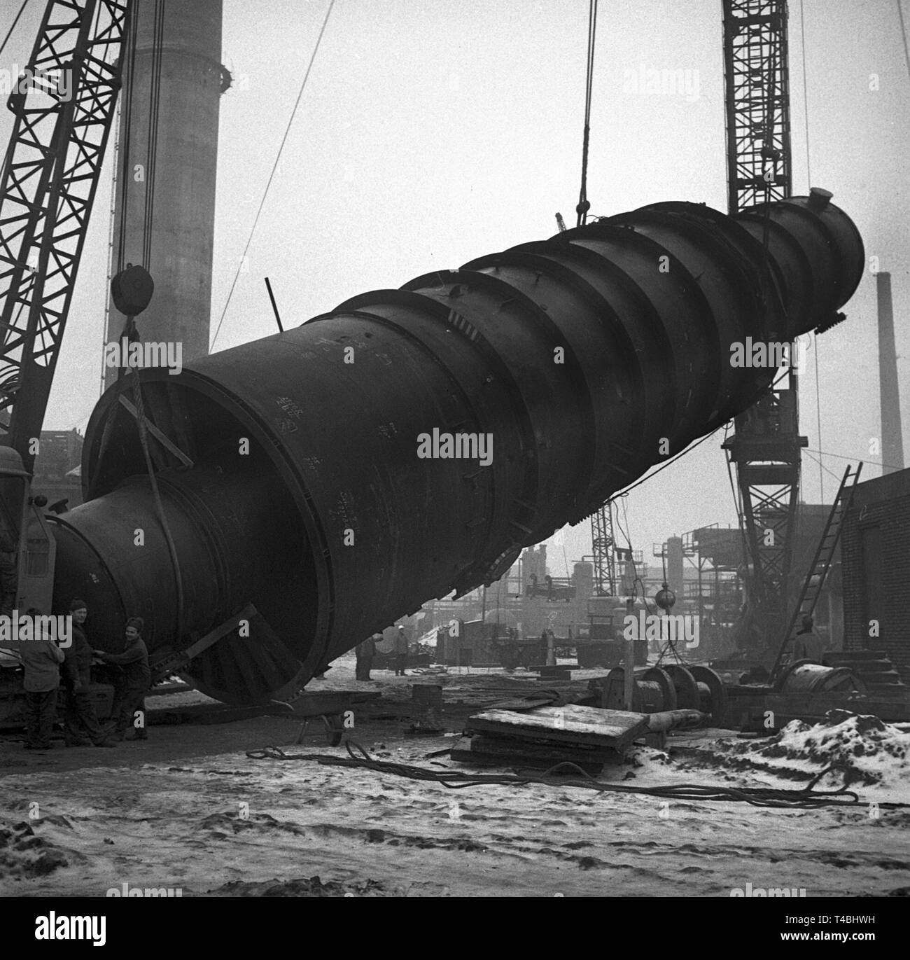 A vacuum column is put upright in the new Caltex refinery in Raunheim ...