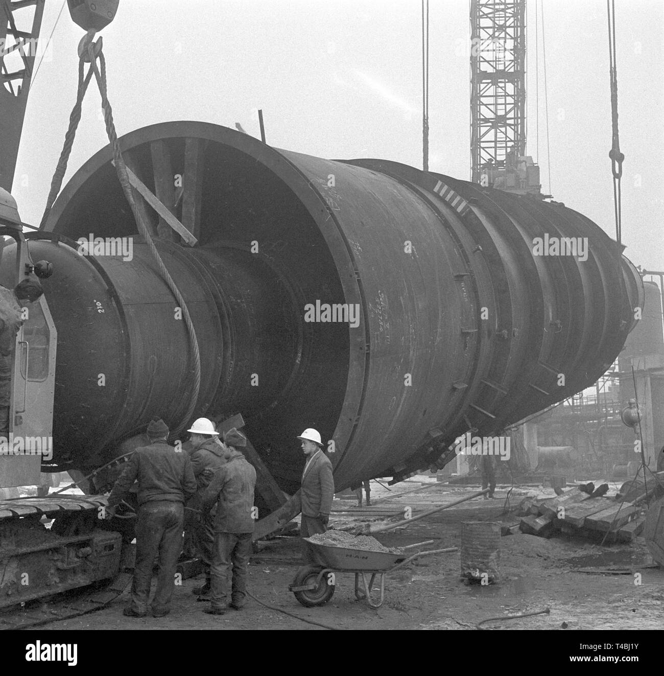 A vacuum column is put upright in the new Caltex refinery in Raunheim ...