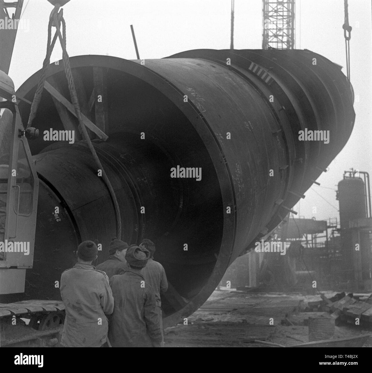 A vacuum column is put upright in the new Caltex refinery in Raunheim ...