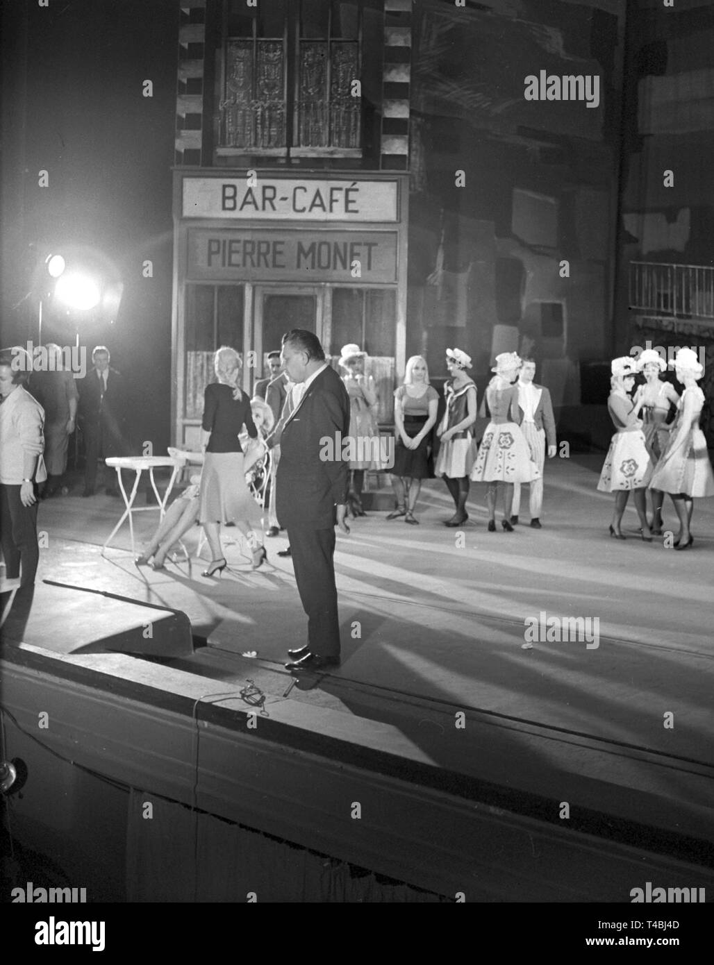 In attendance of the composer Michael Jary, the Paris story "Nicole" in ...