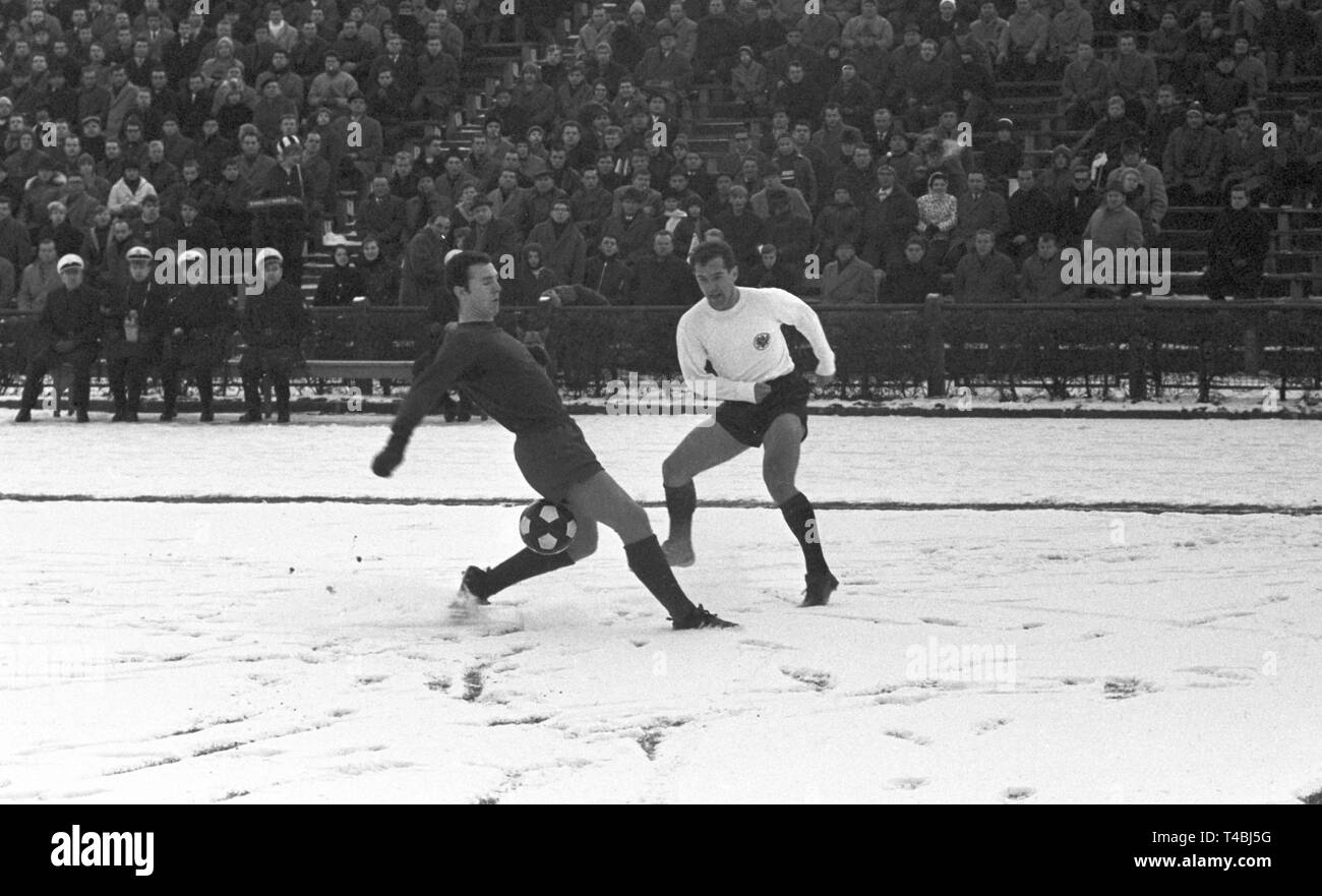 Frankfurt's Lotz (R) and Munich's Beckenbauer (L) fight for the ball in ...