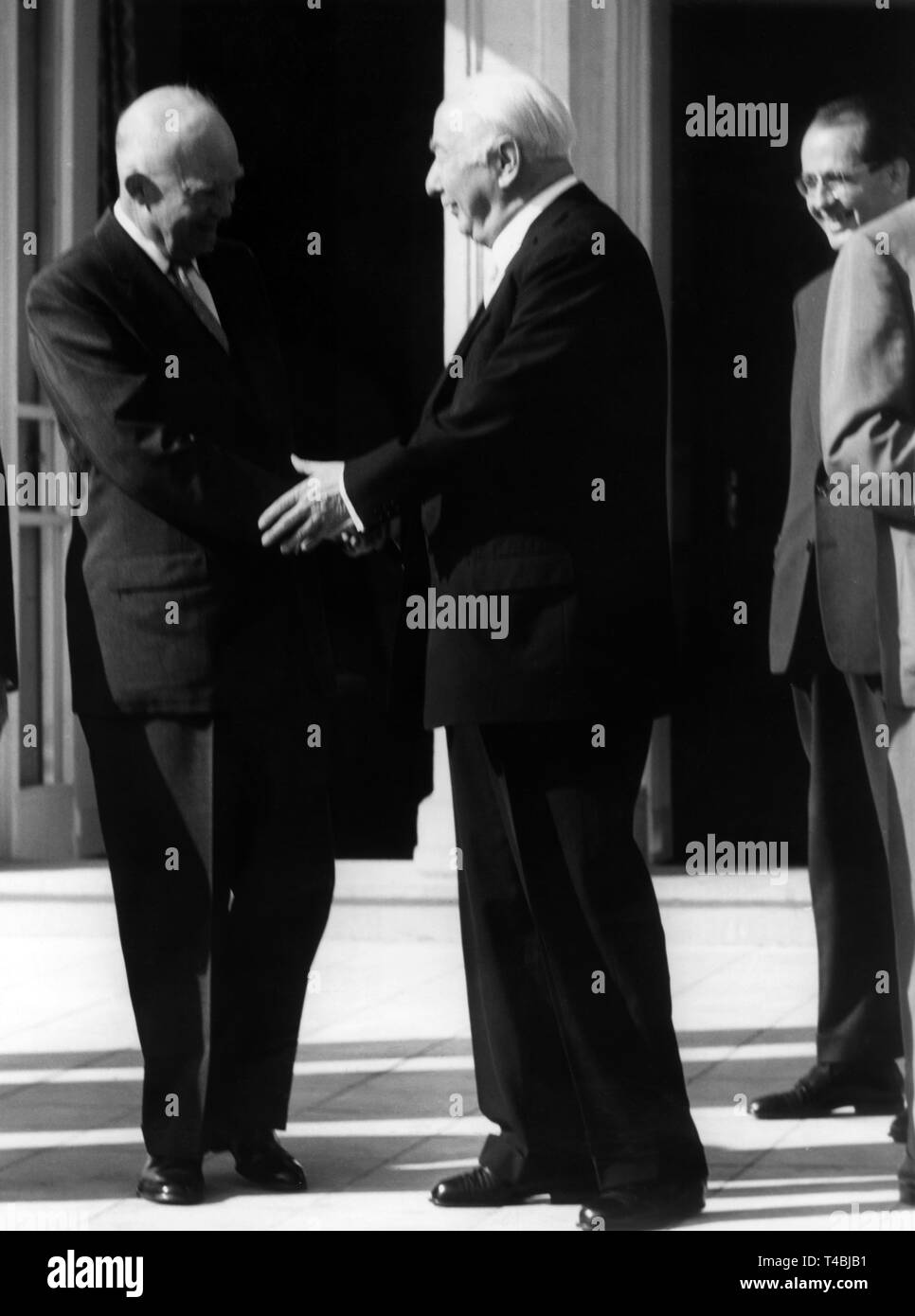 Federal President Theodor Heuss (r) welcomes American President Dwight ...