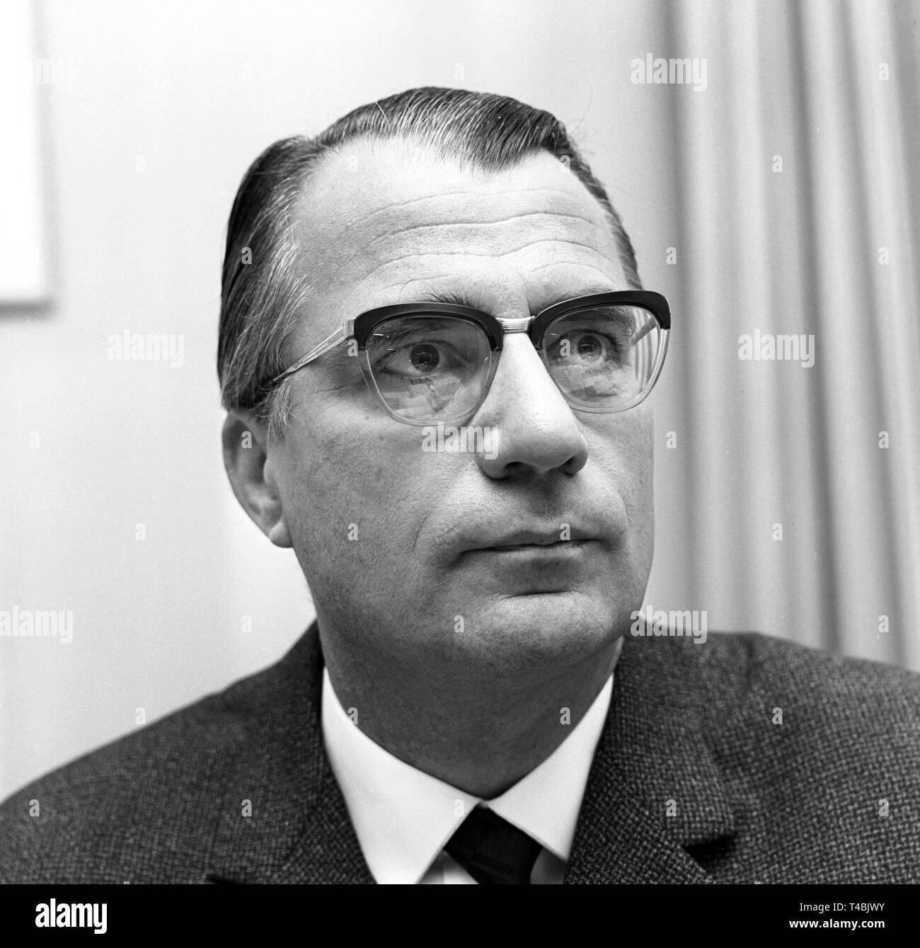 Federal Chancellor Ludwig Erhard appoints Wolfram Langer (in the ...