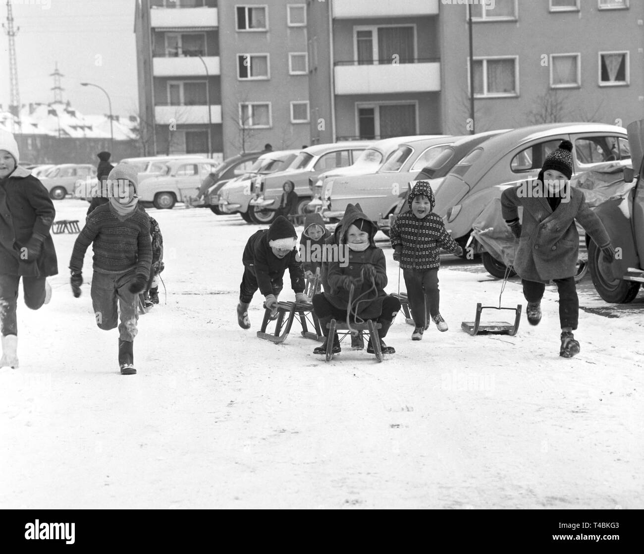 A group of children goes sledging in Frankfurt (undated archive picture ...