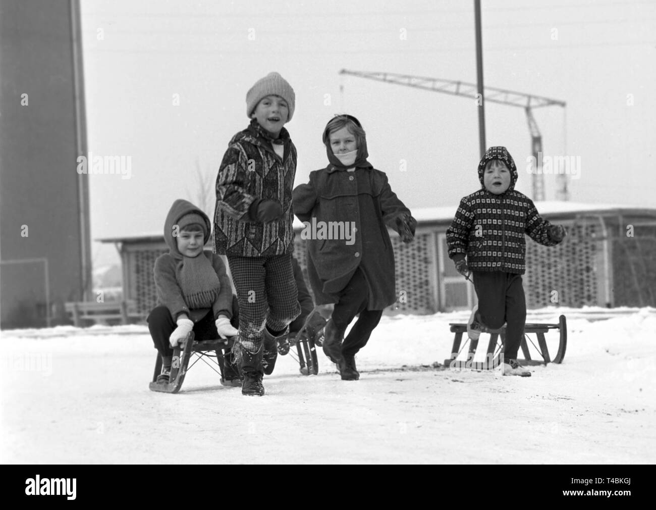 A group of children goes sledging in Frankfurt (undated archive picture ...