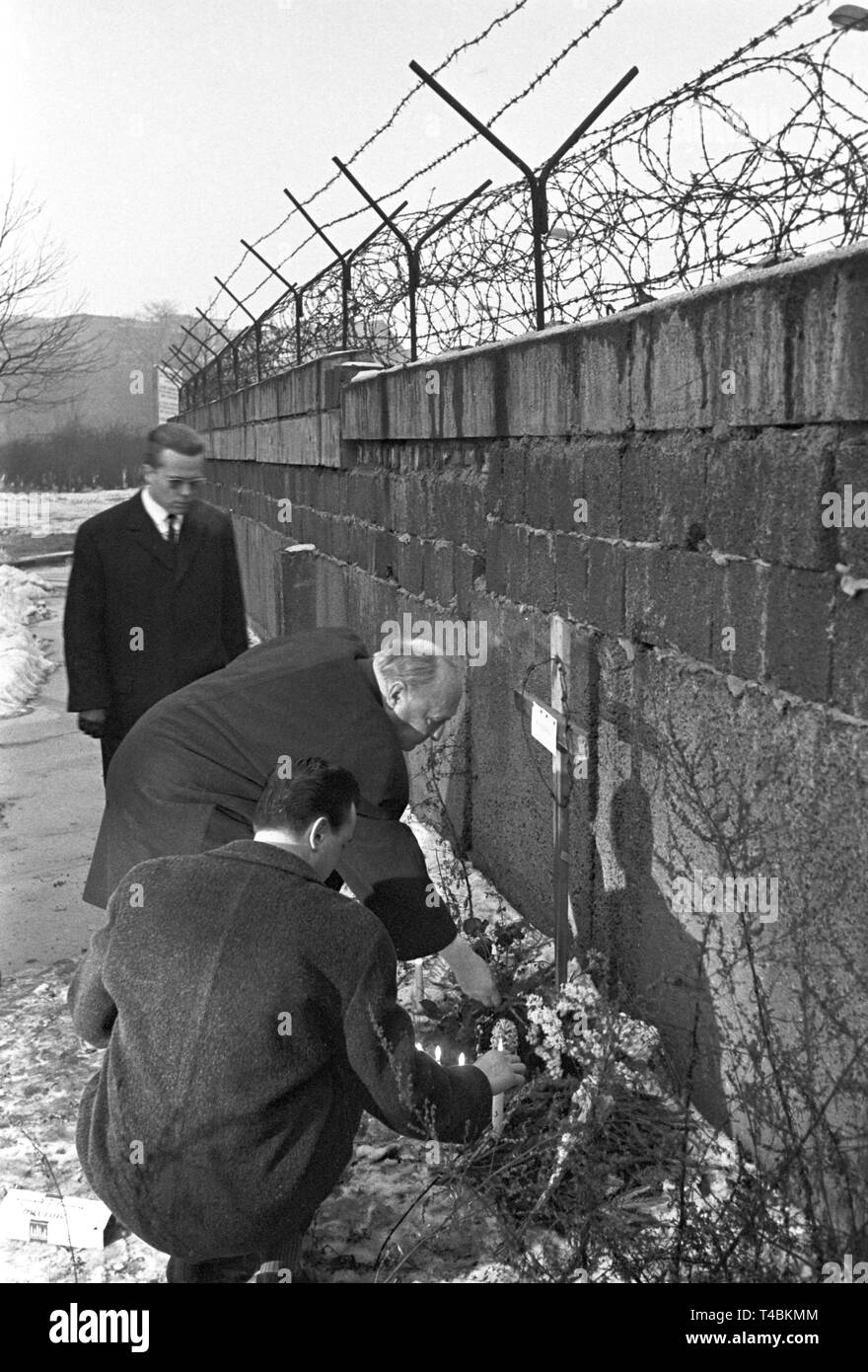 Berlin wall boundary 1963 hi-res stock photography and images - Alamy