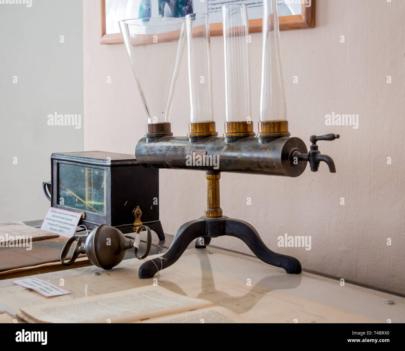 Weight measurement with dynamometer hi-res stock photography and images ...