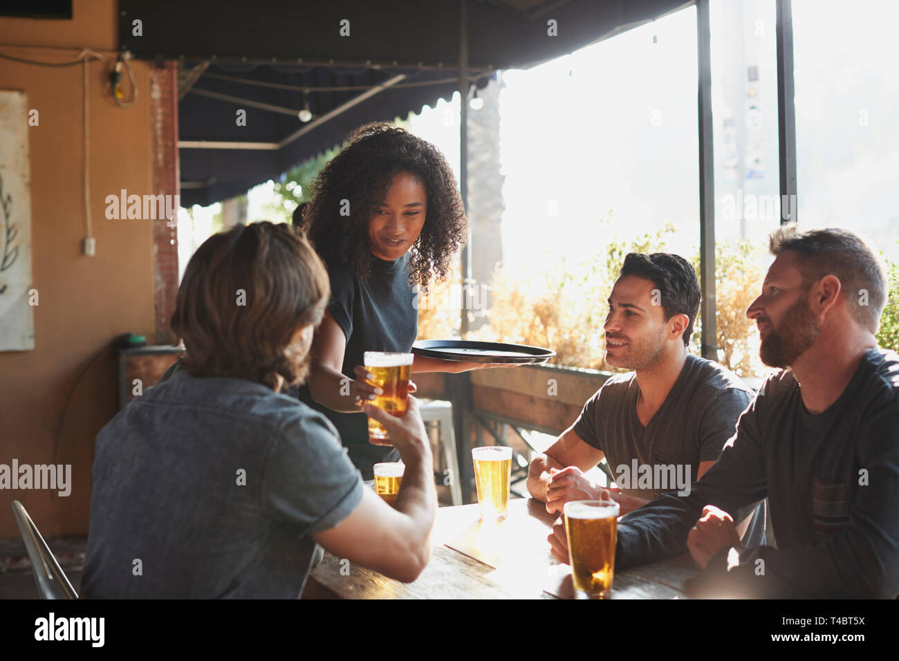 Usa group bar laughing drinking hi-res stock photography and images - Alamy