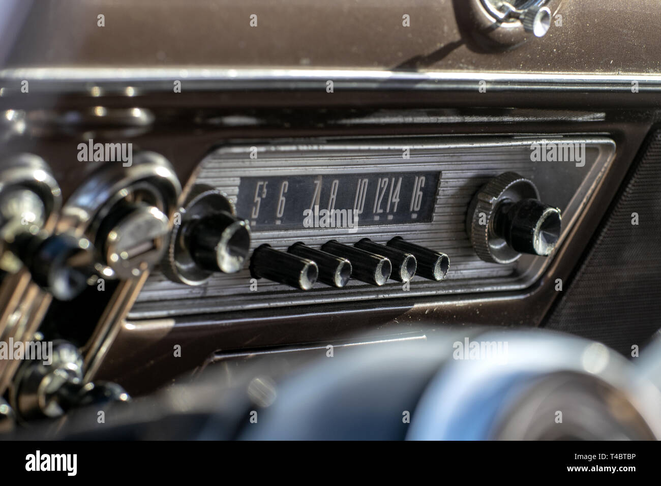 Close up of a classic car radio Stock Photo - Alamy