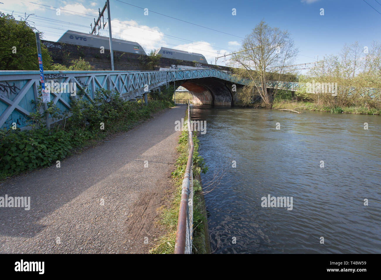 River kennet footbridge hi-res stock photography and images - Alamy