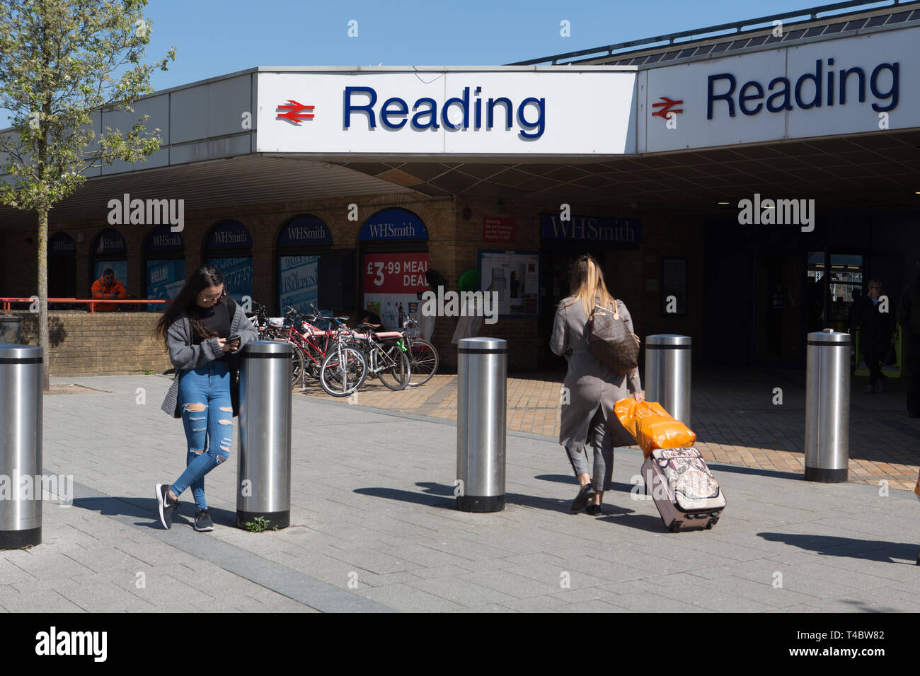 Reading station sign and passengers Stock Photo - Alamy