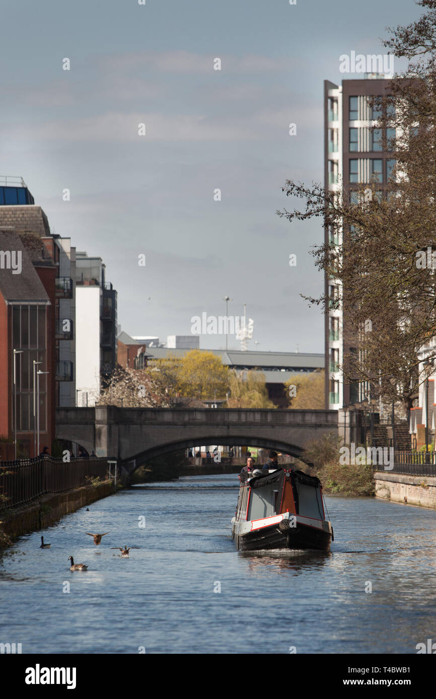 Narrowboat heading east on Kennet & Avon, Reading Stock Photo - Alamy
