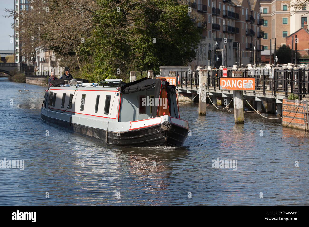 Narrowboat heading east on Kennet & Avon, Reading Stock Photo - Alamy