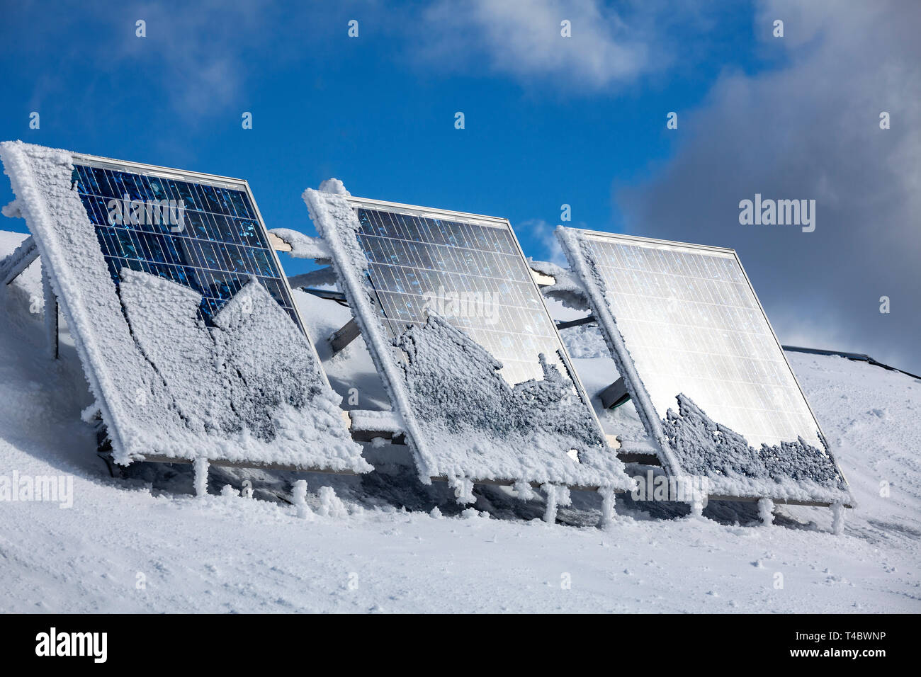 Solar panels usa winter hi-res stock photography and images - Alamy