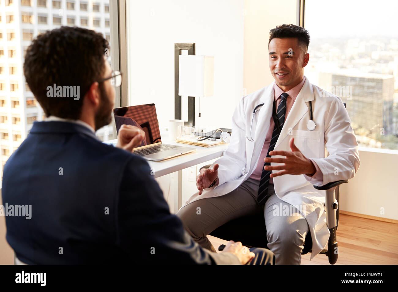 Doctor filipino hi-res stock photography and images - Alamy