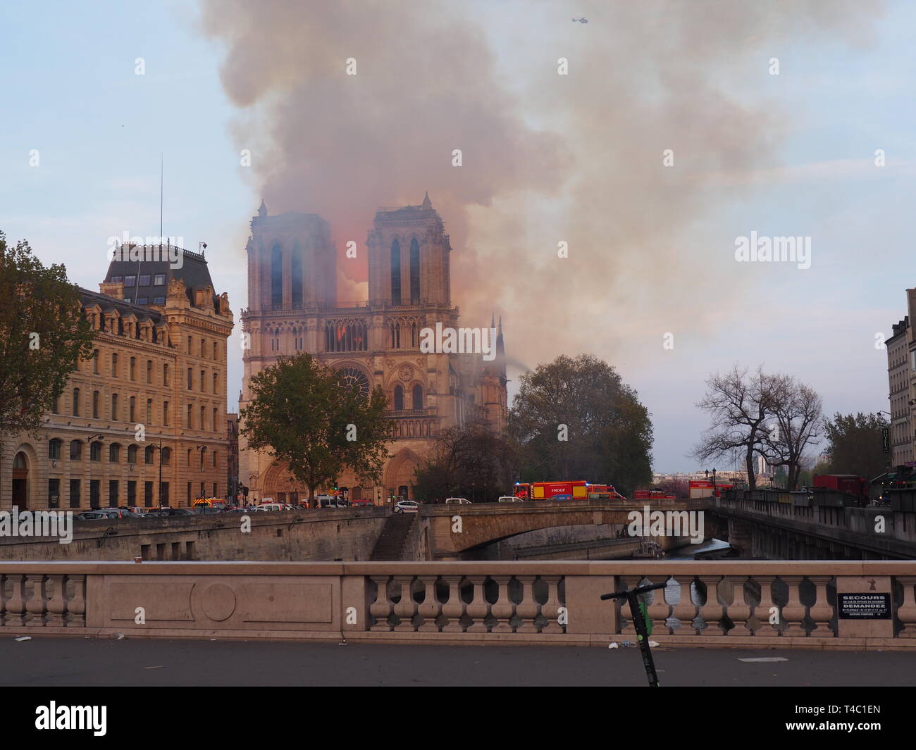 Paris, France. 15th Apr, 2019. A huge column of smoke stands above one ...