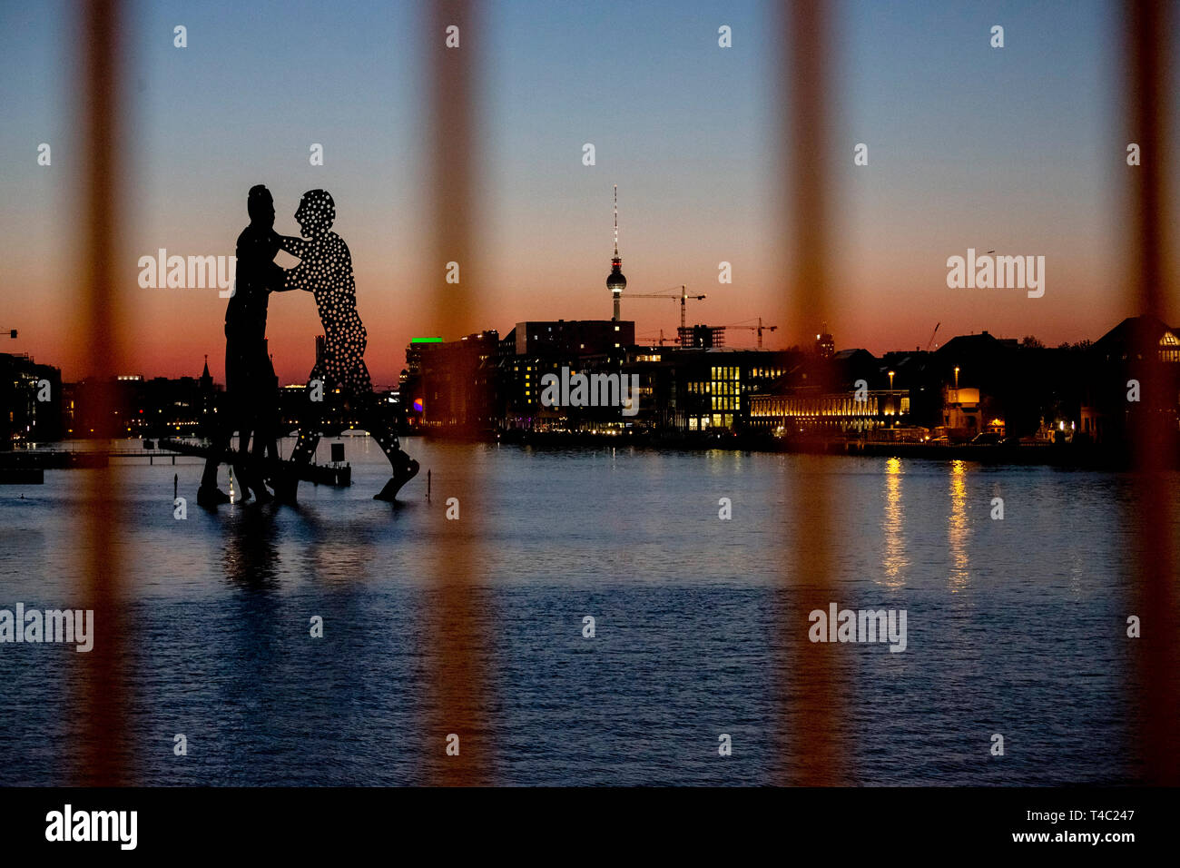 Berlin, Germany. 15th Apr, 2019. The statue Molecule Man and the Berlin ...