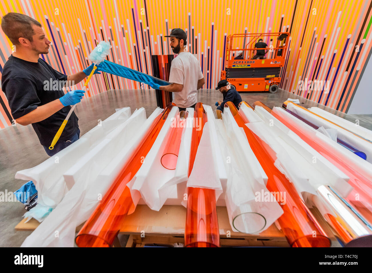 Glass cube art installation hi-res stock photography and images - Alamy