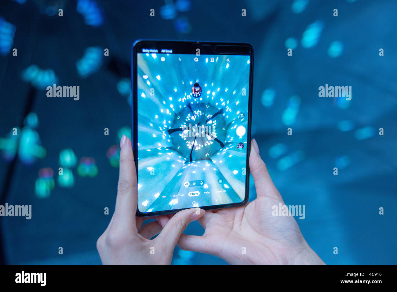 Samsung smartphone 2000 hi-res stock photography and images - Alamy