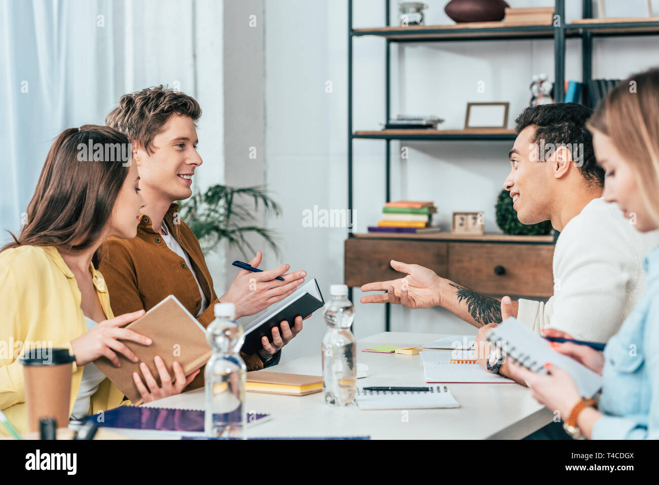 Girls discussing books hi-res stock photography and images - Alamy