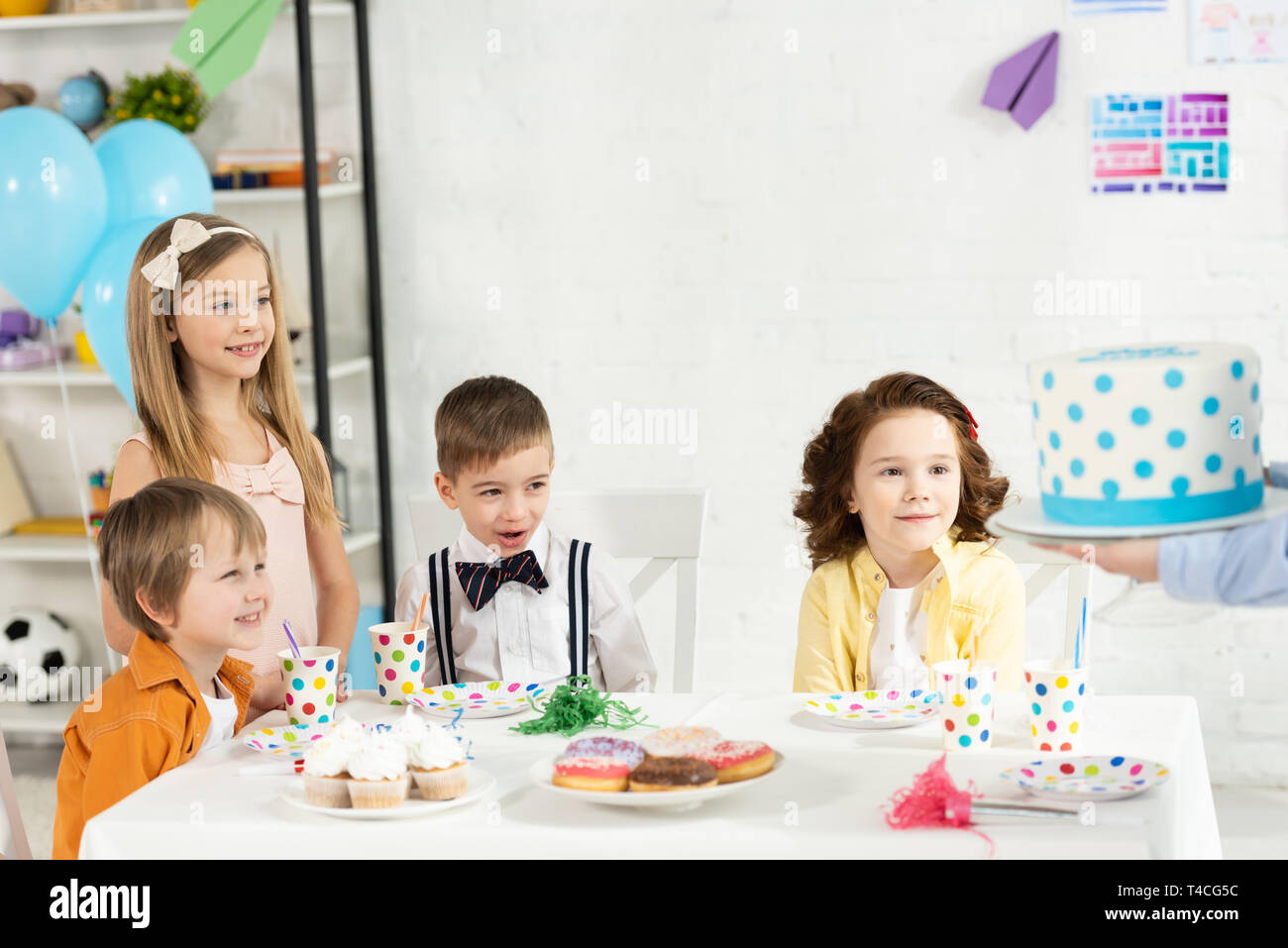 Waiting for cake hi-res stock photography and images - Alamy